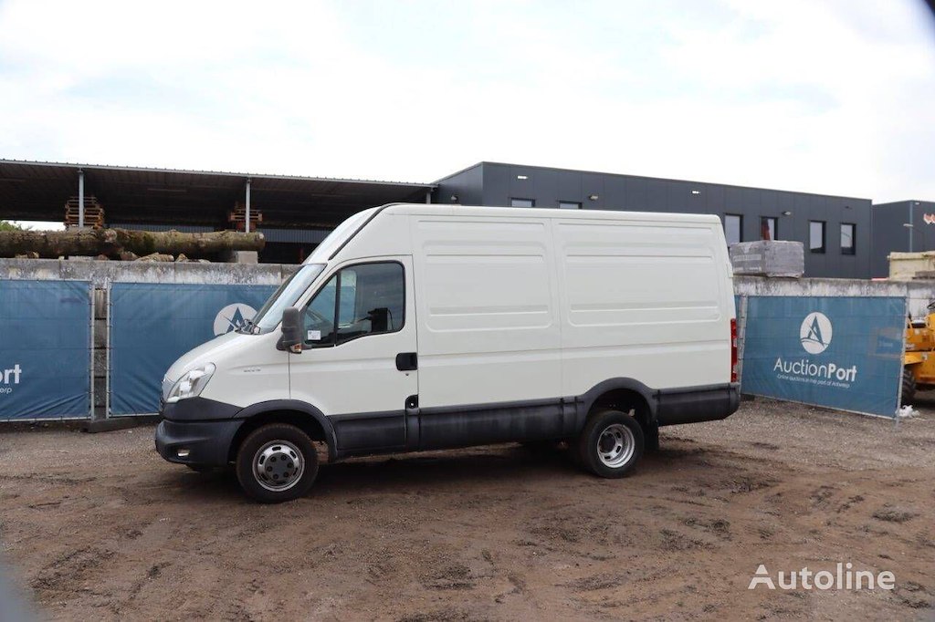 Prodaje se IVECO Daily 35C13 minibus furgon na aukciji