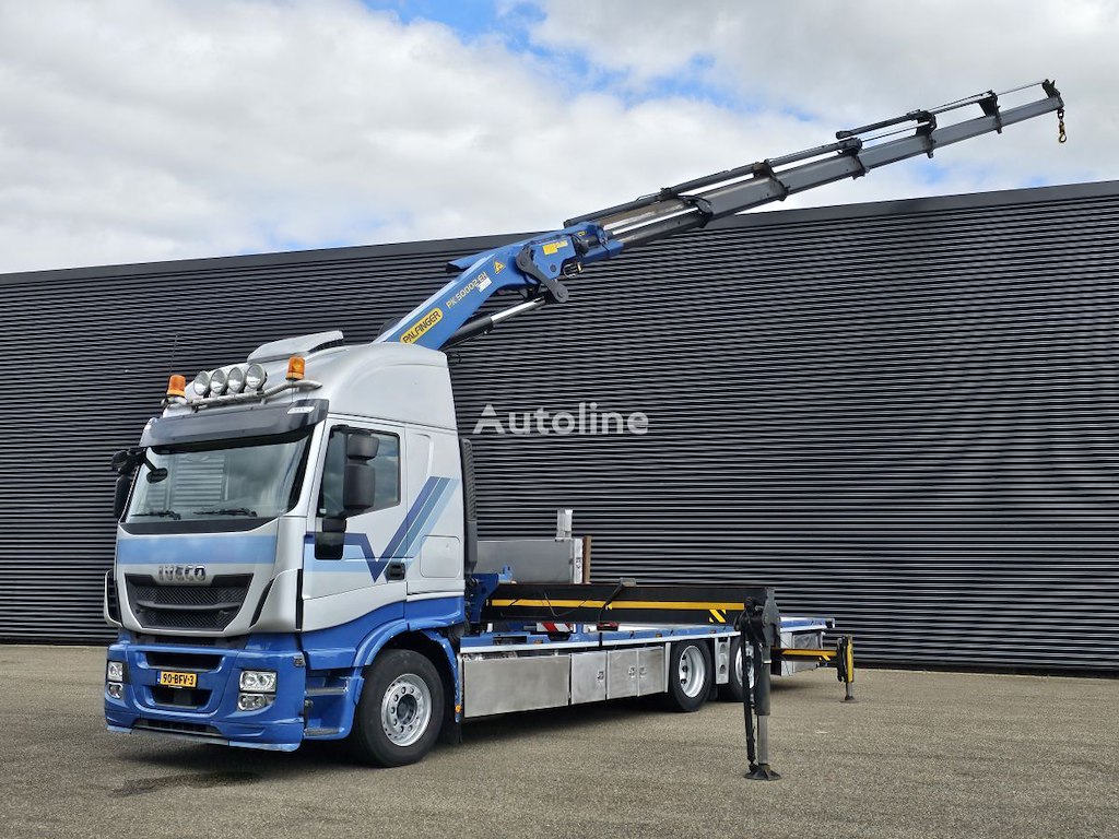 IVECO AS260 6x2*4 / PALFINGER 50 t/m CRANE / KRAN kamion s ravnom platformom