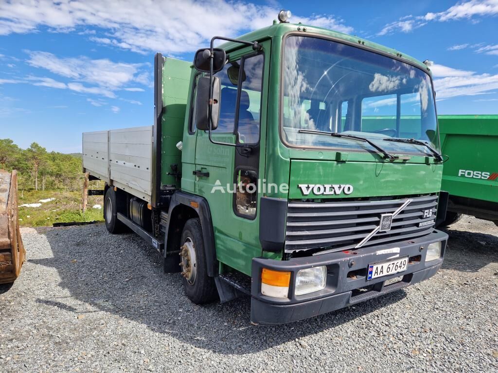 Prodaje se Volvo FL6 kamion s ravnom platformom na aukciji