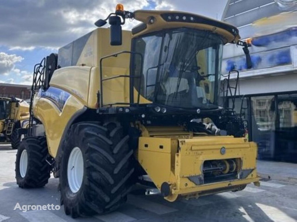 New Holland CR7.90 kombajn za žito