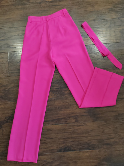 Pink prelepe pantalone SNIZENO