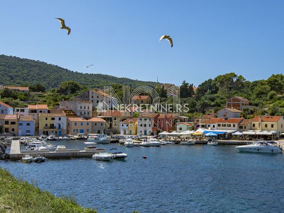 Veli Lošinj - prodaja kuće s 4 apartmana