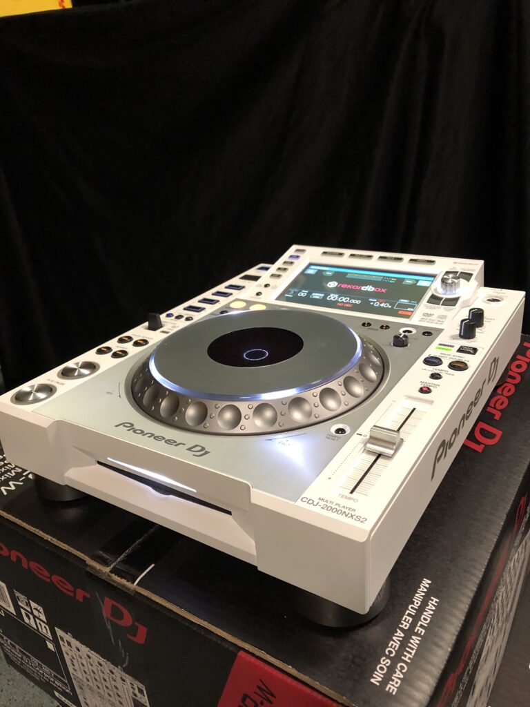 Prodavati Novo Pioneer DJ 2x Pioneer Cdj-2000Nxs2W +1x Djm-900Nxs2W + Hdj-2000 Mk2+Rmx-1000-W / Pioneer-dj-tour-system-2x Pioneer cdj-tour1 +1xPioneer djm-tour1-dj-paket