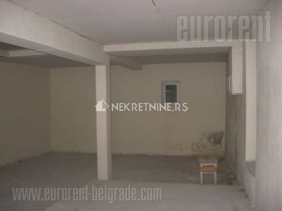 #28781, Izdavanje, Lokal, CRVENI KRST, 650 EUR