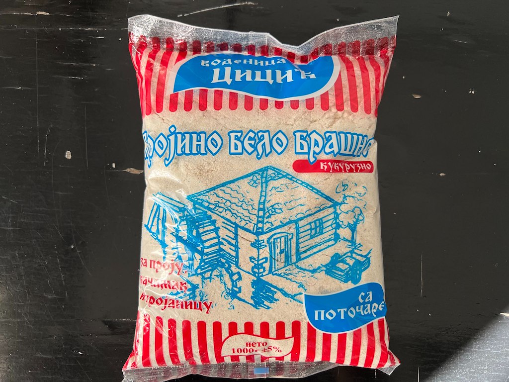 Belo projino (kukuruzno) brašno (cena po kilogramu)