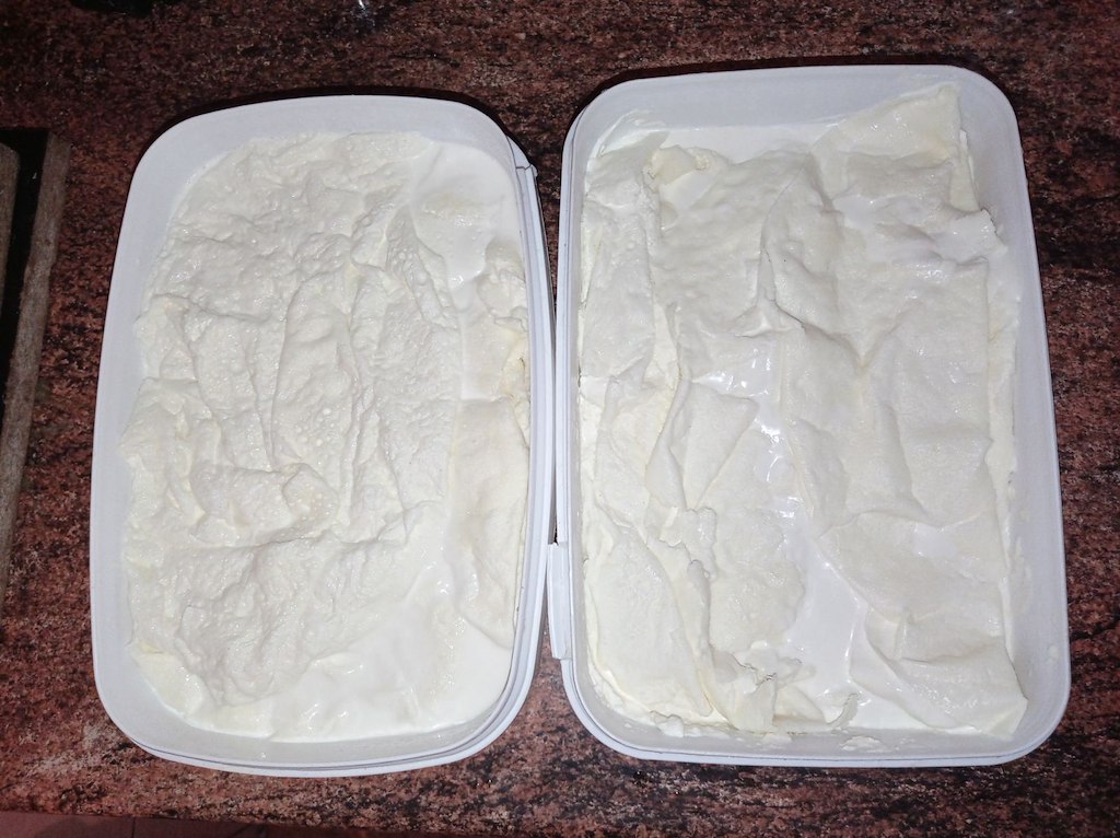 Domaći kravlji mladi kajmak (cena po kilogramu)