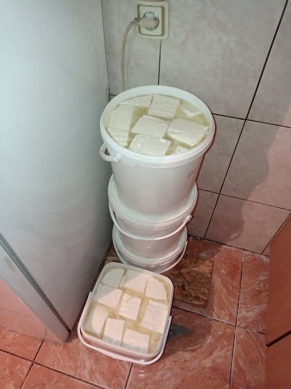 Kravlji sir – prevreli stari (cena po kilogramu)