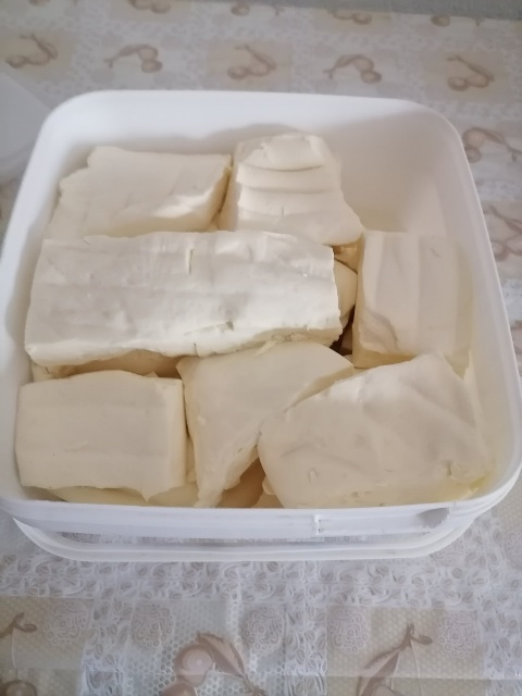 Punomasni kravlji sir ( cena po kilogramu)