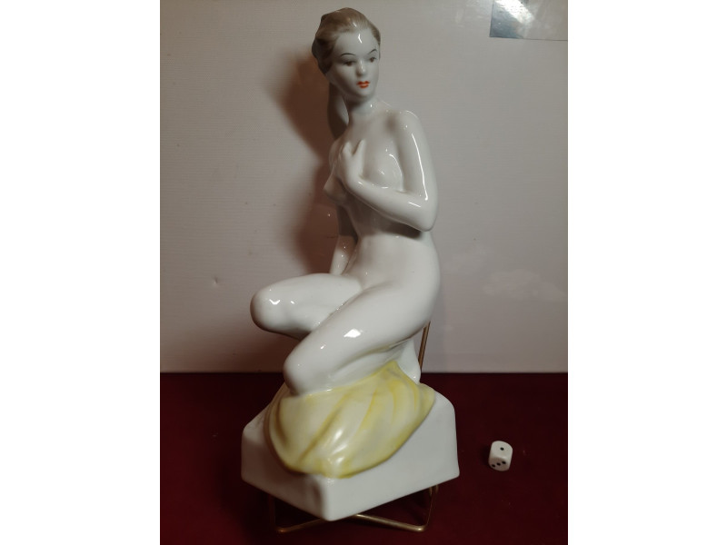 VEĆA SKULPTUR PORCELAN FIGURA HOLLÓHÁZA 1831 RUČNOBOJEN