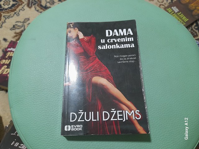 Džuli Džejms Dama u crvenim salonkama