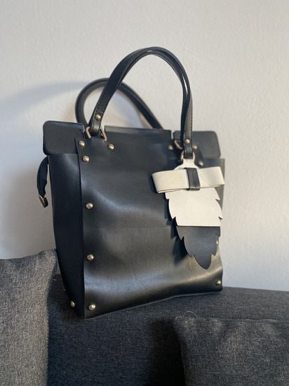 Elegantna torba sa priveskom