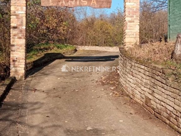 Krčedin! Prodaje se vikendica sa kaminskom kućom i voćnjakom.