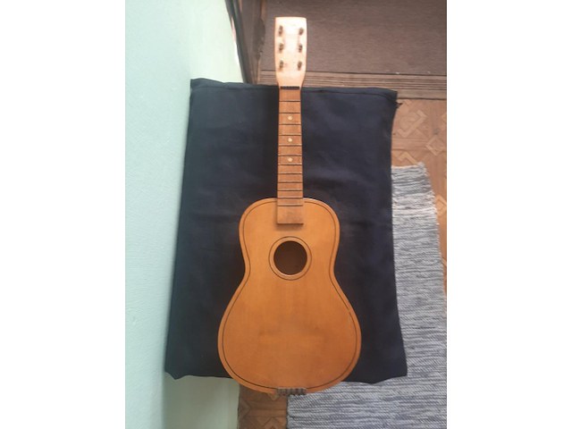 Mala drvena gitara