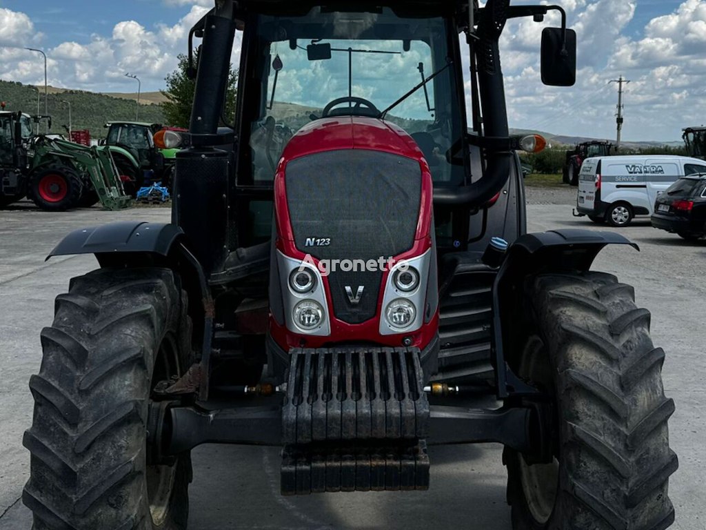 Valtra N123 H traktor točkaš