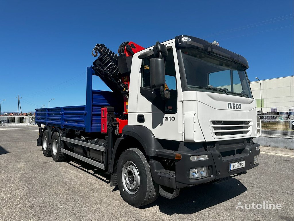 IVECO TRAKKER 310 kamion s ravnom platformom