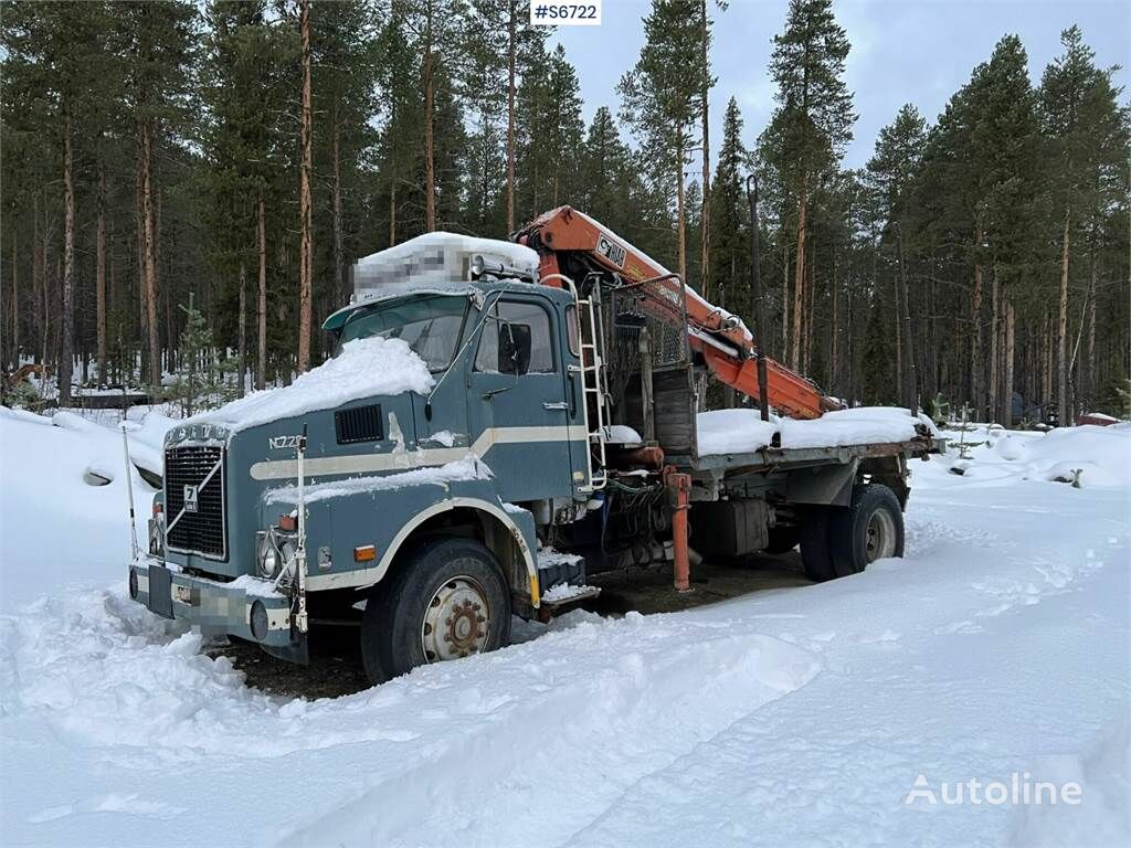 Volvo NO7-4X2-50-1-V med F7 Kran kamion za prevoz drva