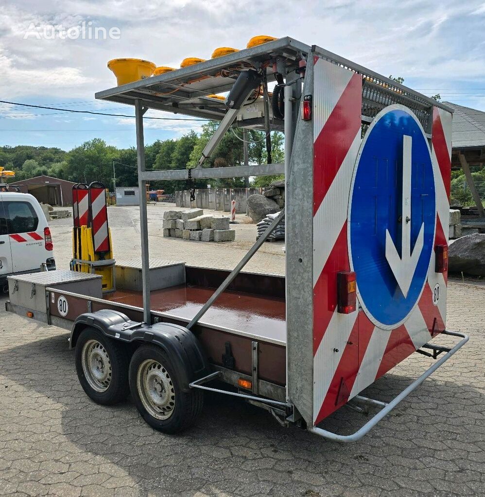 Nissen A41/L-09-200 LED Absperrtafel FAT Sperrwand Verkehrsleittafel Ve prikolica za građevinske strojeve