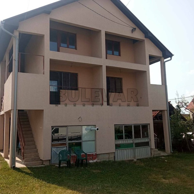 Kuća u Kragujevcu - Stanovo, blizina Green Hilla, 120m2, plac 565 m2