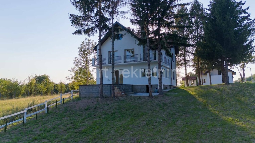 Topola, Donja Šatornja, dve kuće 226m2+144m2, plac 24ara