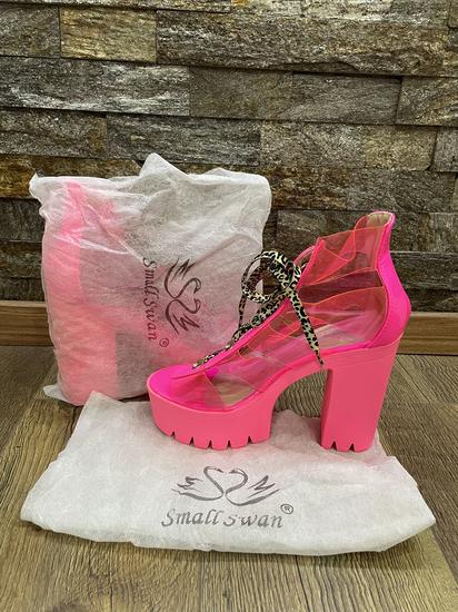 Sandale Barbie roze NOVE