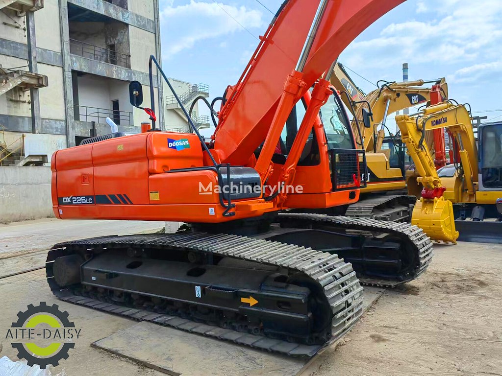 Doosan DX225 bager guseničar