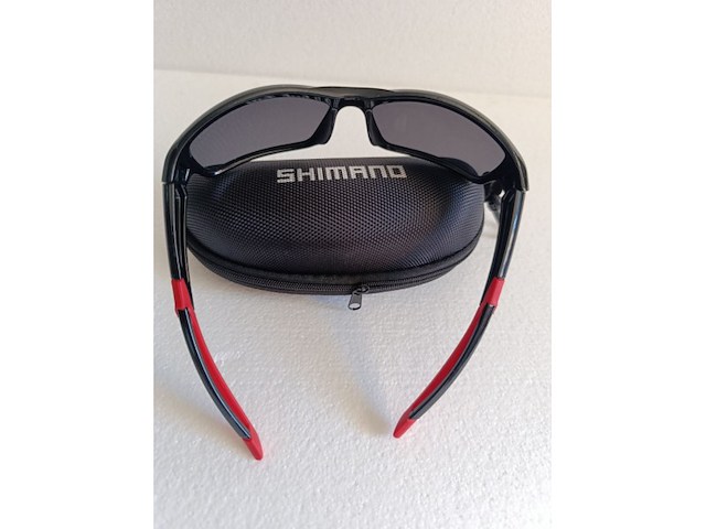 Shimano naočare, crne sa futrolom i crvenom navlakom