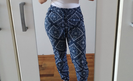 sarene plave pantalone