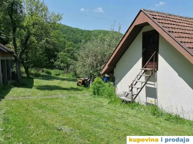 Prodaje se kuća u predgrađu Uzica, naselje Vrela, 5,5 km od centra grada. Kuća poseduje 70m/2 , pomo