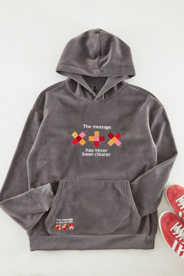 TRENDYOL ANTHRACITE RELAXED FIT HOODED LONG SLEEVE KANGAROO POCKET EMBROIDERED SWEATSHIRT