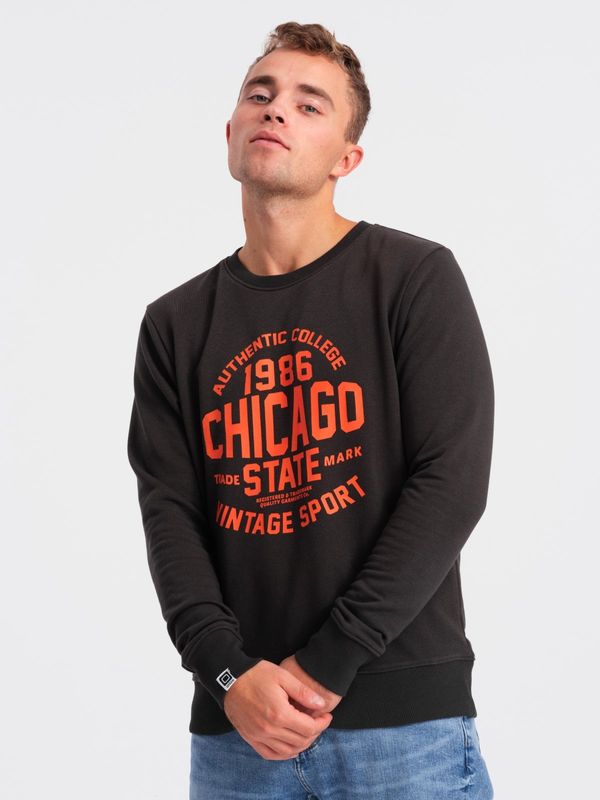 OMBRE MEN'S COLLEGIATE PRINT SWEATSHIRT - DARK BROWN