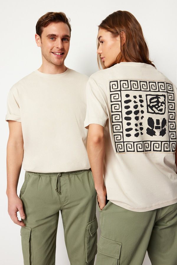TRENDYOL STONE RELAXED/COMFORTABLE CUT BACK PATCH DETAILED PRINTED 100% COTTON T-SHIRT