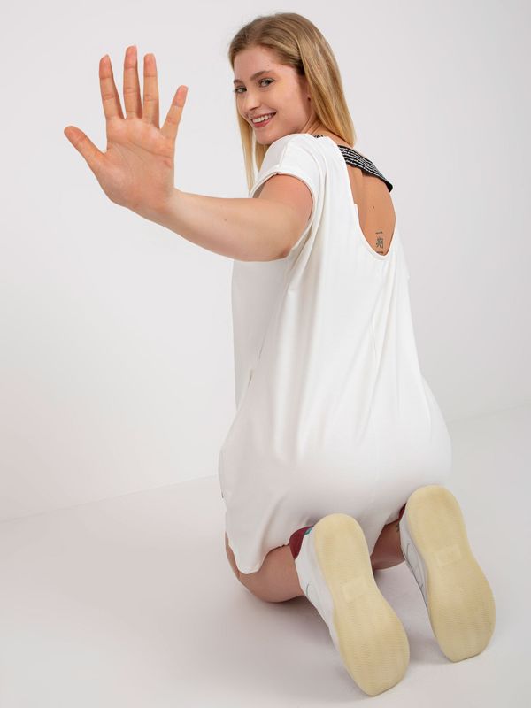 WHITE BLOUSE OF LARGER SIZE WITH NECKLINE ON THE BACK