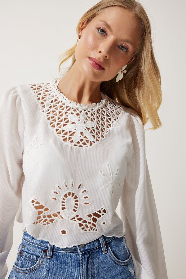 HAPPINESS İSTANBUL WOMEN'S WHITE SCALLOPED CROP KNITTED BLOUSE