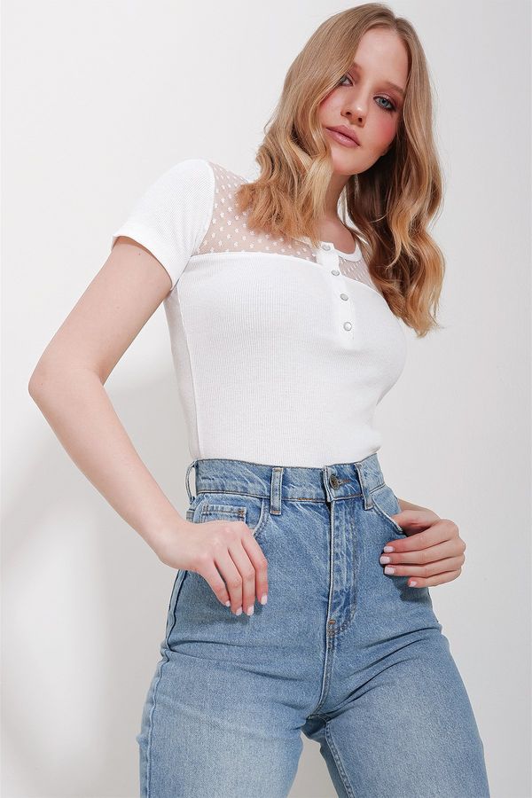 TREND ALAÇATI STILI WOMEN'S WHITE CREW NECK TULLE DETAILED SNAP CLOSURE BLOUSE