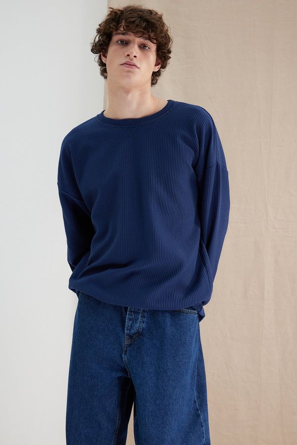 TRENDYOL NAVY BLUE OVERSIZE/WIDE CUT TEXTURED COLLAR DETAILED SWEATSHIRT