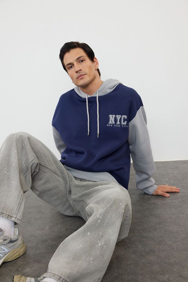TRENDYOL NAVY BLUE OVERSIZE/WIDE CUT COLOR BLOCKED CITY EMBROIDERED SWEATSHIRT WITH FLEECE INSIDE