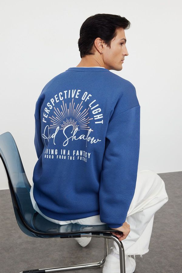 TRENDYOL INDIGO OVERSIZE/WIDE CUT CREW NECK SWEATSHIRT WITH TEXT PRINTED ON THE BACK AND FLEECE INSIDE