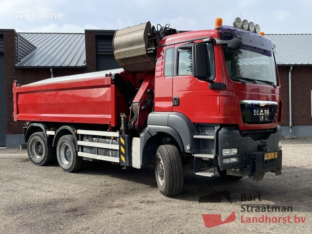 MAN TGS 26.440 6x6 met 2 zijdige kipper en HMF 1643 Z2 handgeschake kiper