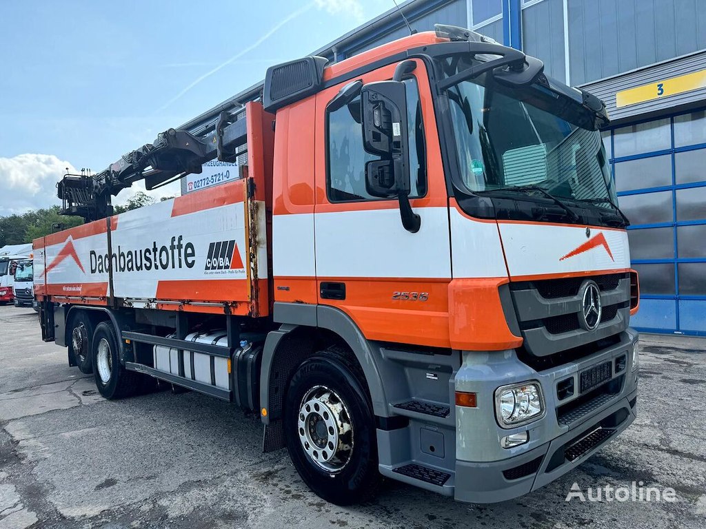 Mercedes-Benz 2536 6x2 Baustoff Kran kamion s ravnom platformom