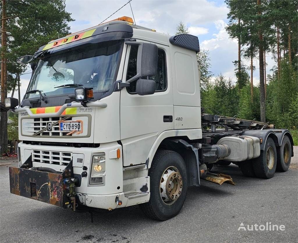 Volvo FM12 kamion sa kukom za podizanje tereta