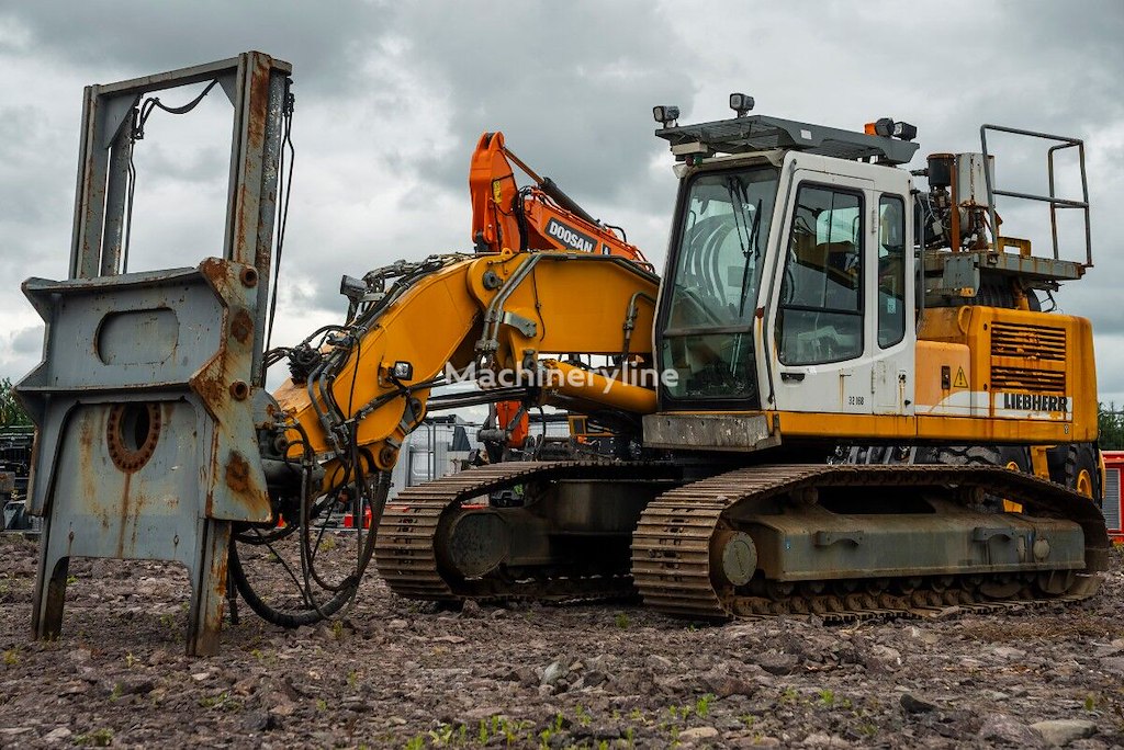 Prodaje se Liebherr R924B HDSL bager guseničar na aukciji