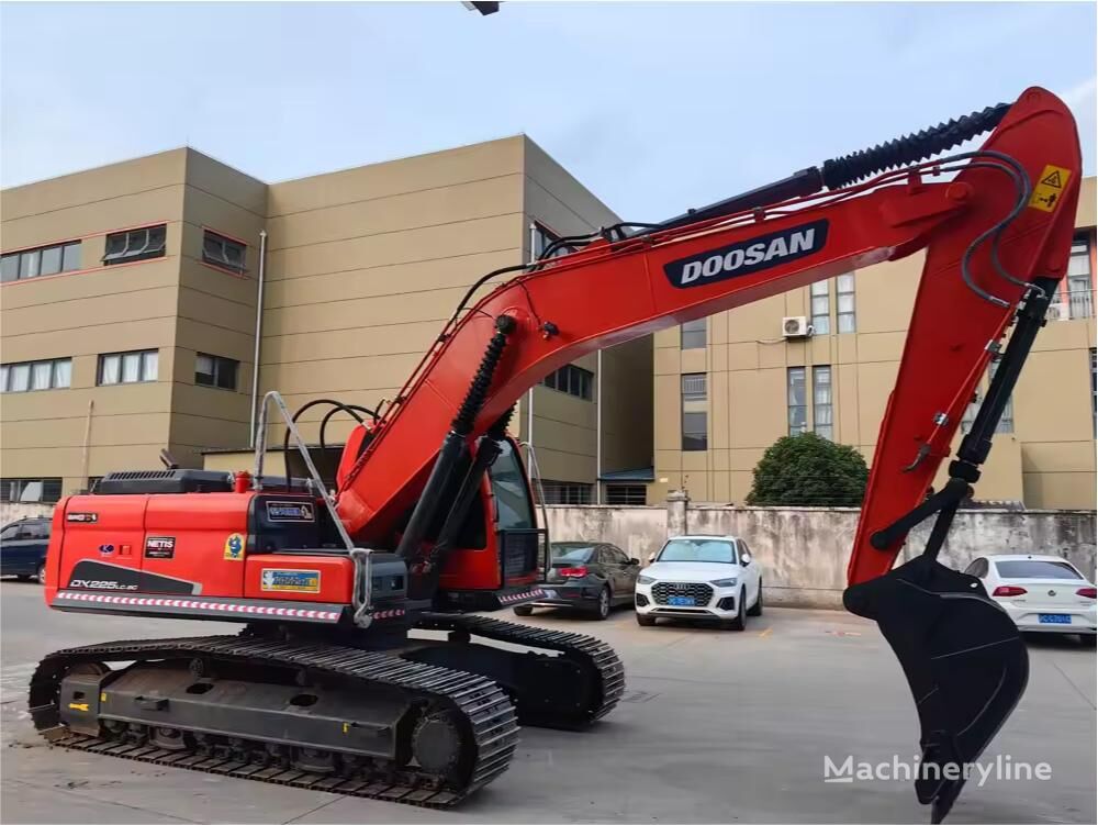 Doosan DX225 bager guseničar