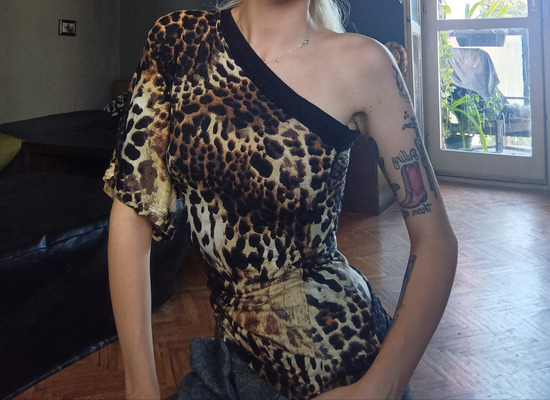 Asimetricni top animal print