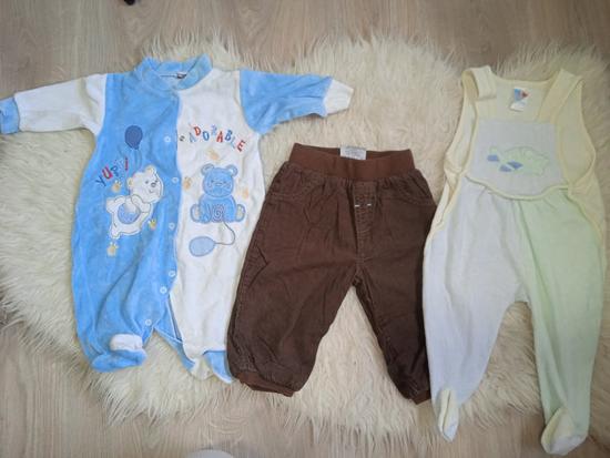 Dve stramplice i pantalone za bebe decake