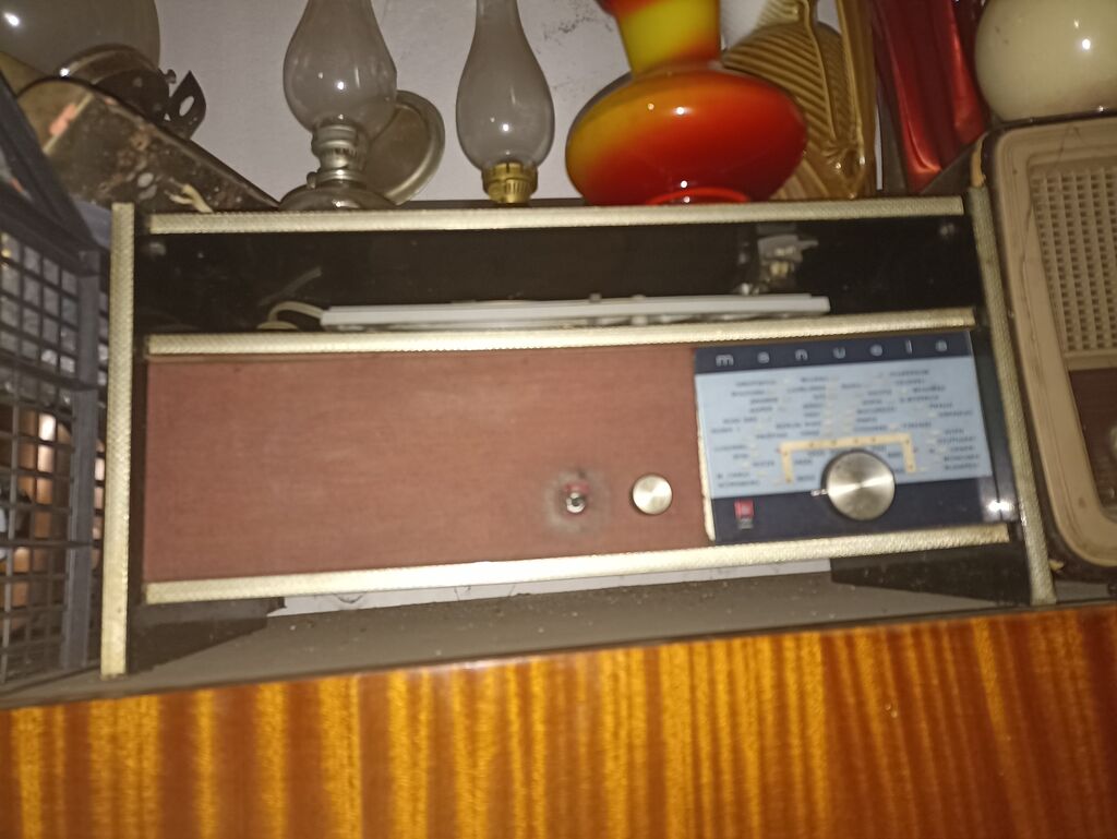 Tri stara radija sa slike,dva sa gramofonom za kolekcionare
