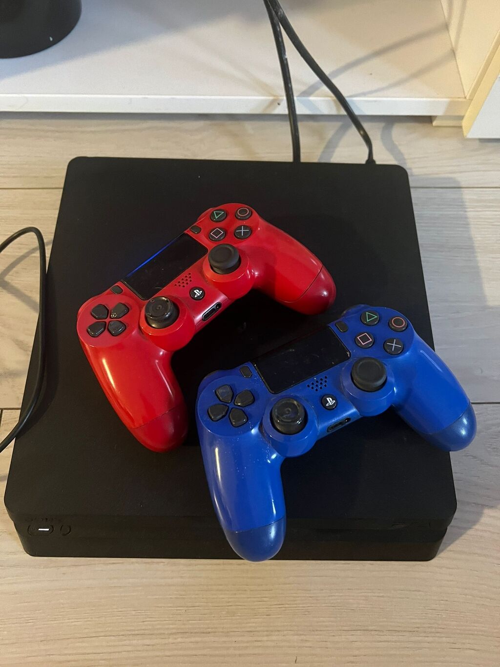 Sony Playstation 4 Slim 500 GB Stanje odlično, kupljen nov pre 5