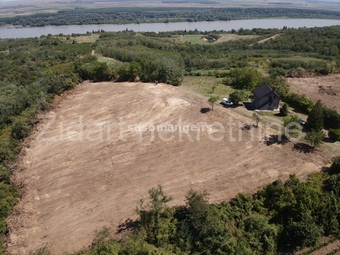 Plac kod vinarije Sapat sa pogledom na Dunav