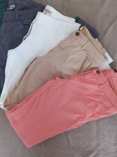 Bershka pantalone 500 din kom