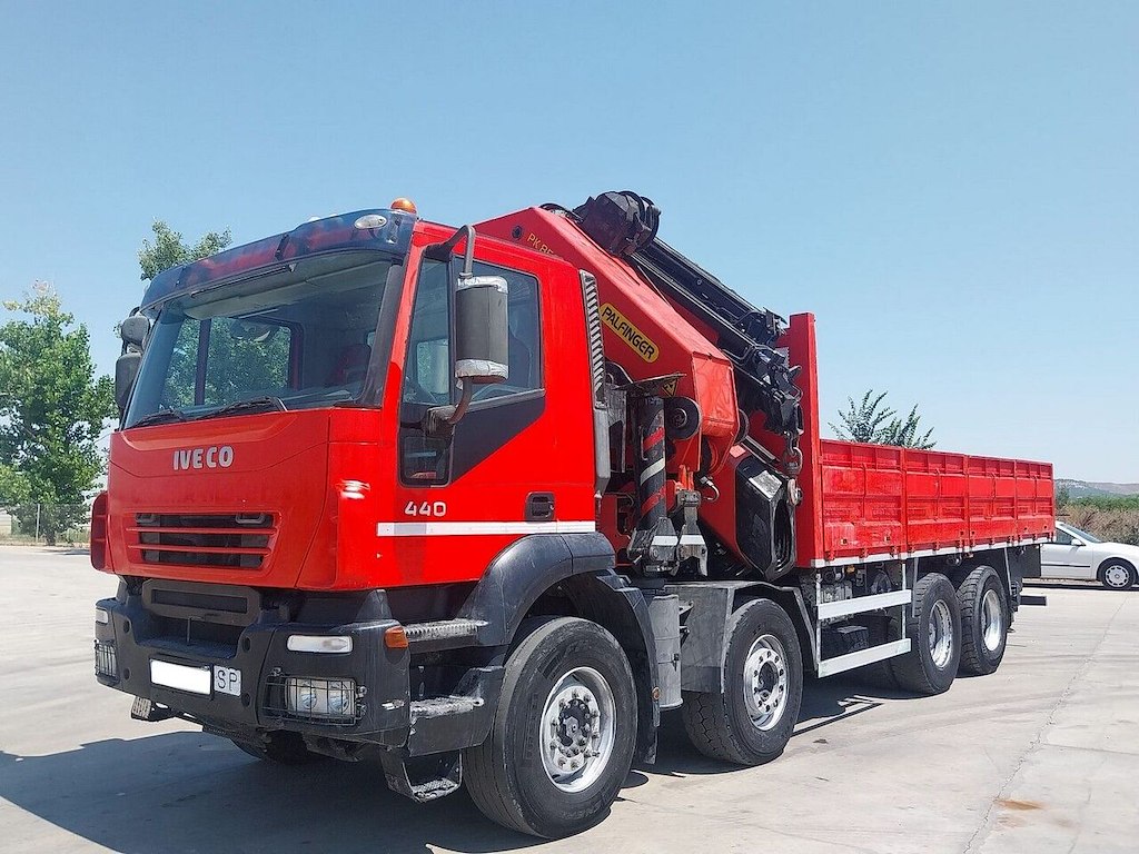 IVECO 440 8×4 PALFINGER PK 85002 + JIB kamion s ravnom platformom