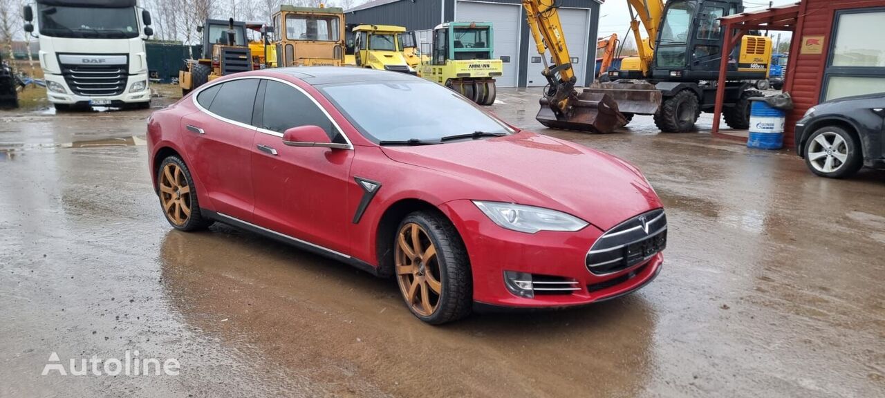 Tesla S P85 D sedan